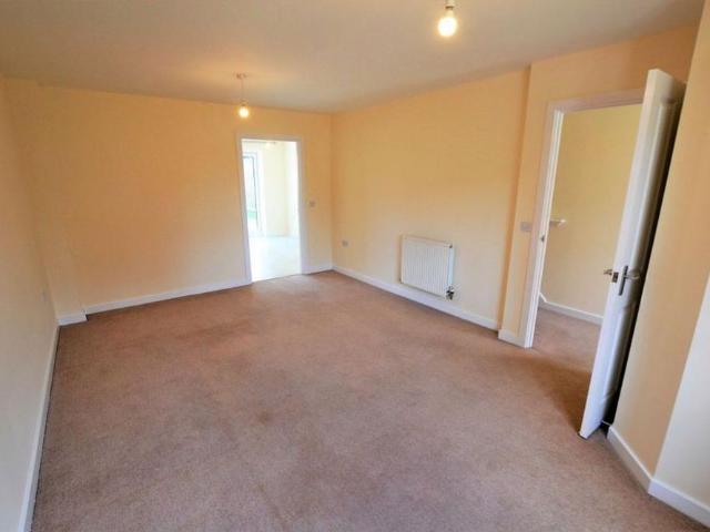 3 bedroom end of terrace house to rent