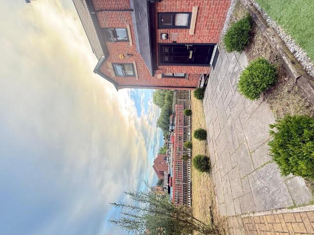 3 bedroom end of terrace house to rent