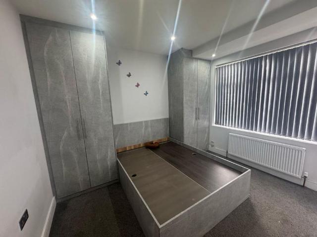 3 bedroom end of terrace house to rent