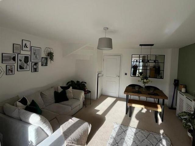 3 bedroom end of terrace house to rent