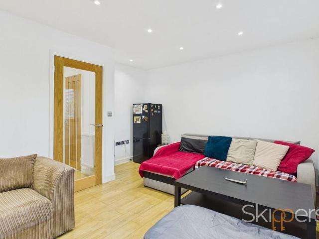 3 bedroom end of terrace house to rent