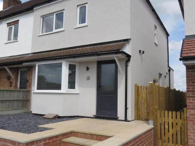 3 bedroom end of terrace house to rent