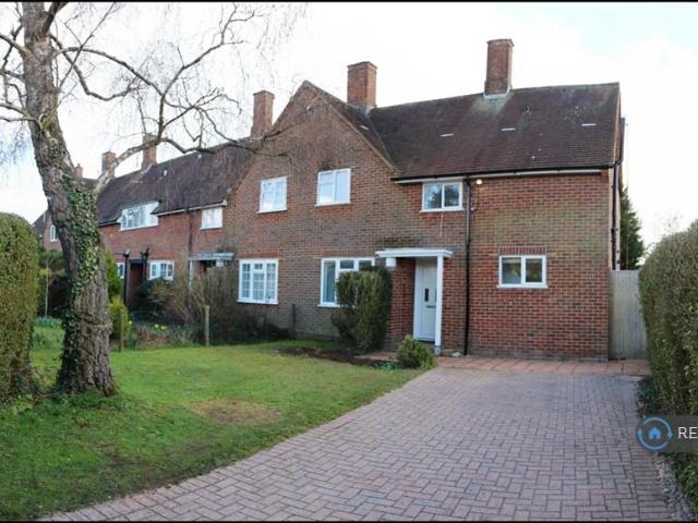 3 bedroom end of terrace house to rent