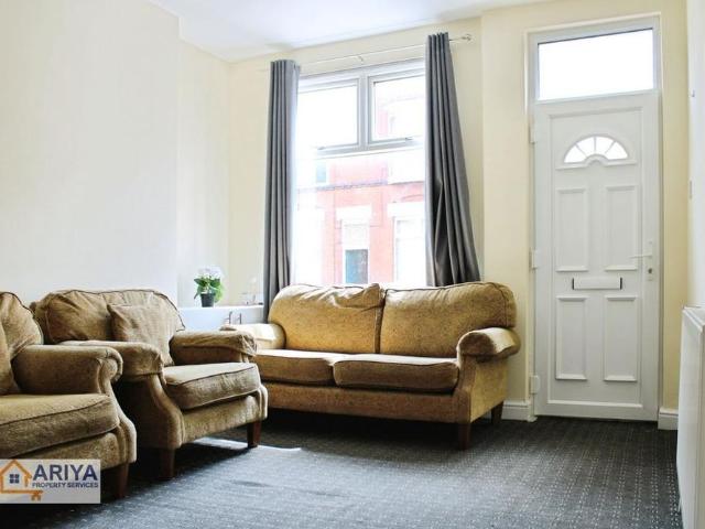 3 bedroom end of terrace house to rent