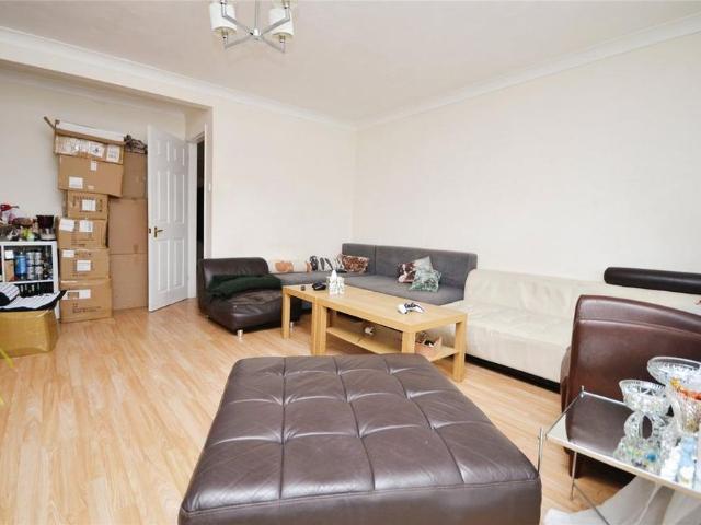 3 bedroom end of terrace house to rent