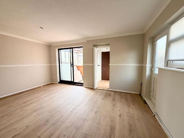 3 bedroom end of terrace house to rent