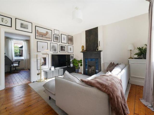 3 bedroom end of terrace house to rent