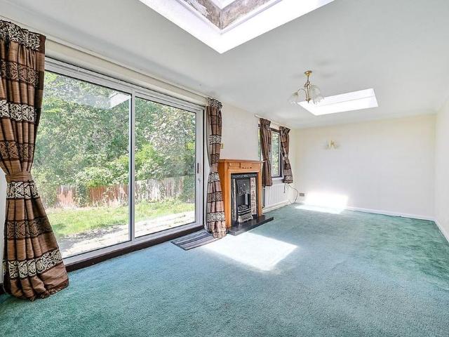 3 bedroom end of terrace house to rent