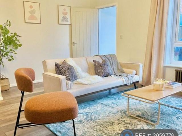 3 bedroom end of terrace house to rent