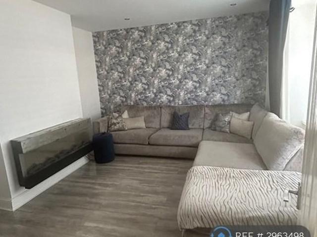 3 bedroom end of terrace house to rent