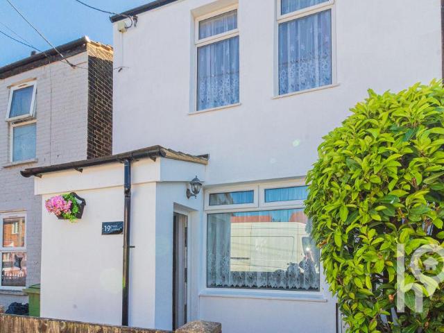 3 bedroom end of terrace house to rent