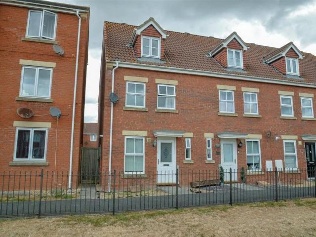 3 bedroom end of terrace house to rent