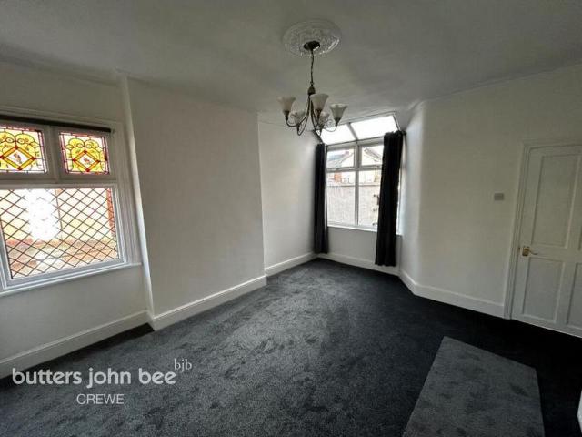 3 bedroom end of terrace house to rent