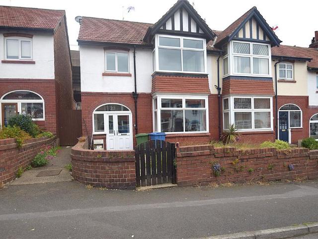 3 bedroom end of terrace house to rent