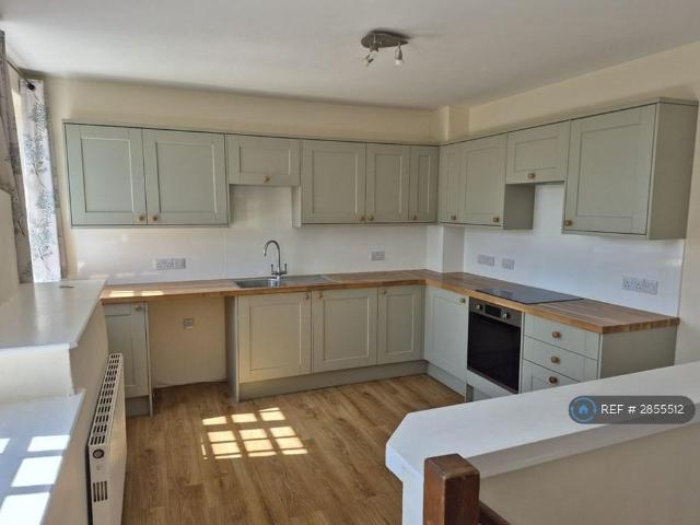 3 bedroom end of terrace house to rent