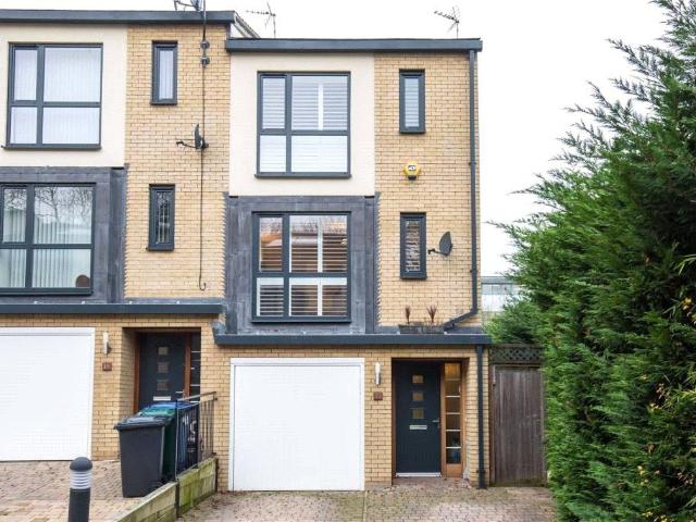 3 bedroom end of terrace house to rent