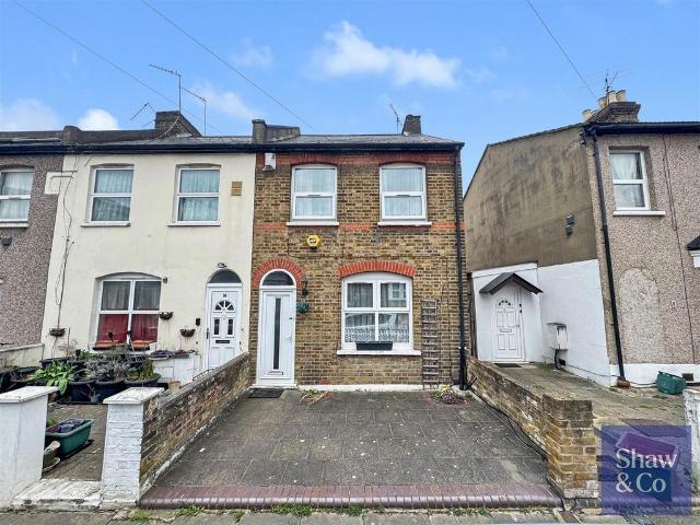 3 bedroom end of terrace house to rent
