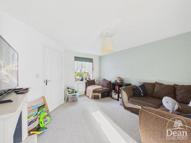 3 bedroom end of terrace house to rent
