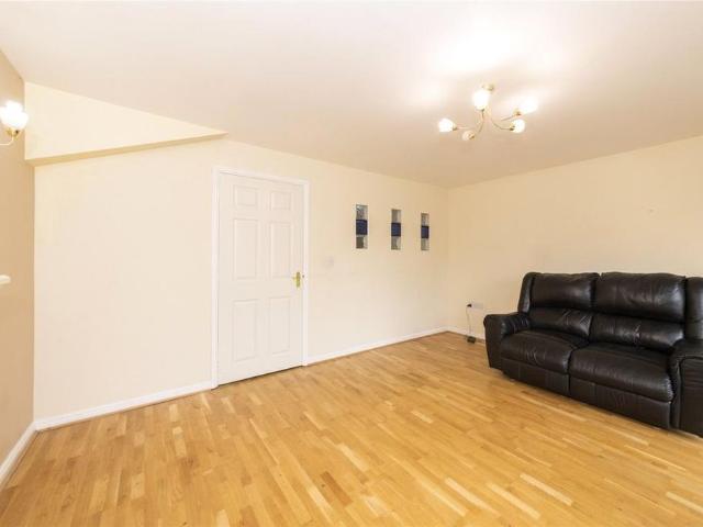 3 bedroom end of terrace house to rent