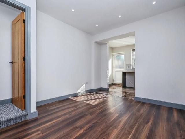3 bedroom end of terrace house to rent
