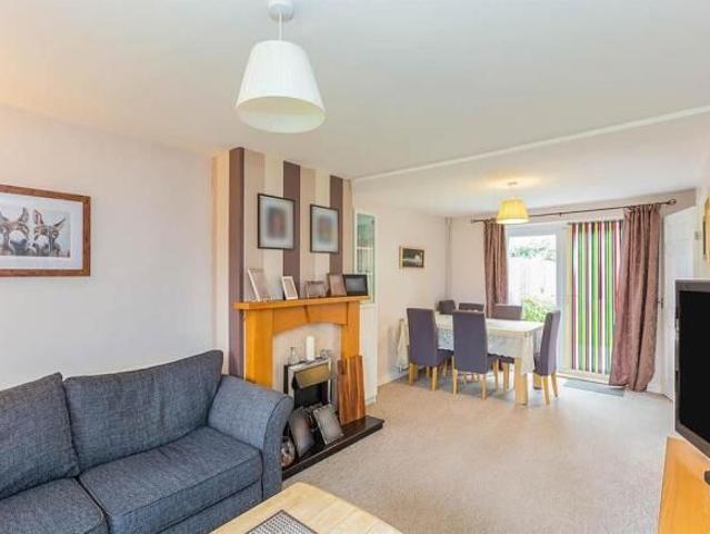 3 bedroom end of terrace house to rent