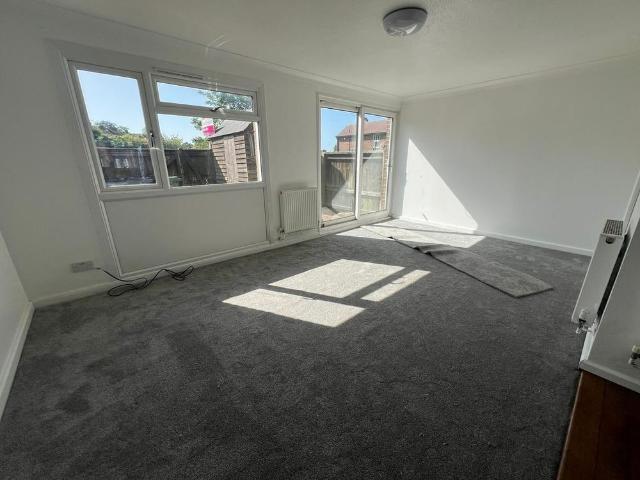 3 bedroom end of terrace house to rent