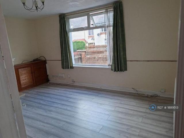 3 bedroom end of terrace house to rent