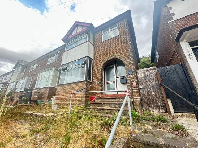 3 bedroom end of terrace house to rent
