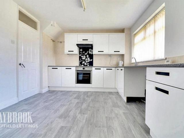 3 bedroom end of terrace house to rent