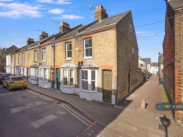 3 bedroom end of terrace house to rent