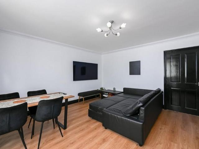 3 bedroom end of terrace house to rent