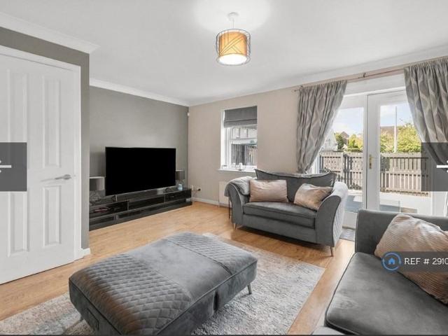 3 bedroom end of terrace house to rent