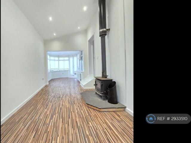 3 bedroom end of terrace house to rent