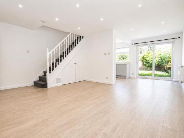 3 bedroom end of terrace house to rent