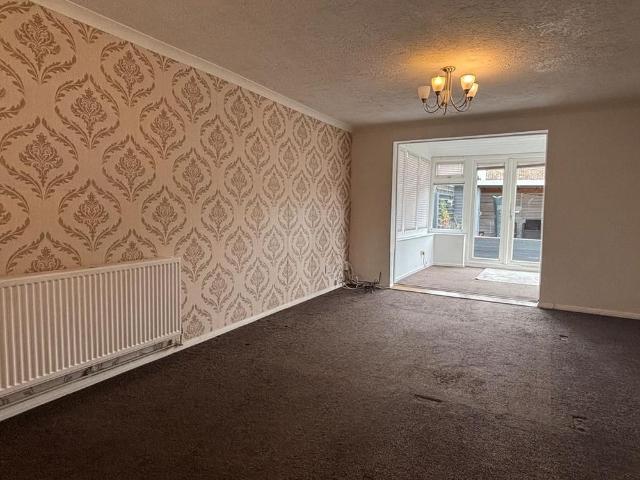 3 bedroom end of terrace house to rent