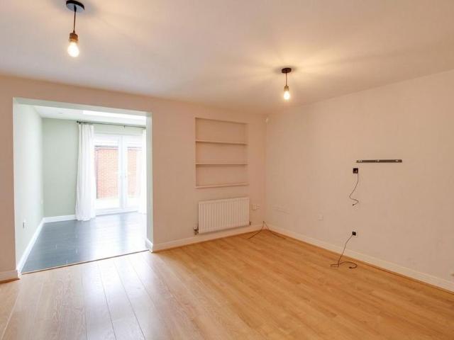 3 bedroom end of terrace house to rent