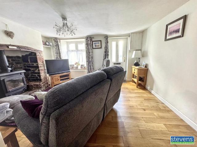 3 bedroom end of terrace house to rent