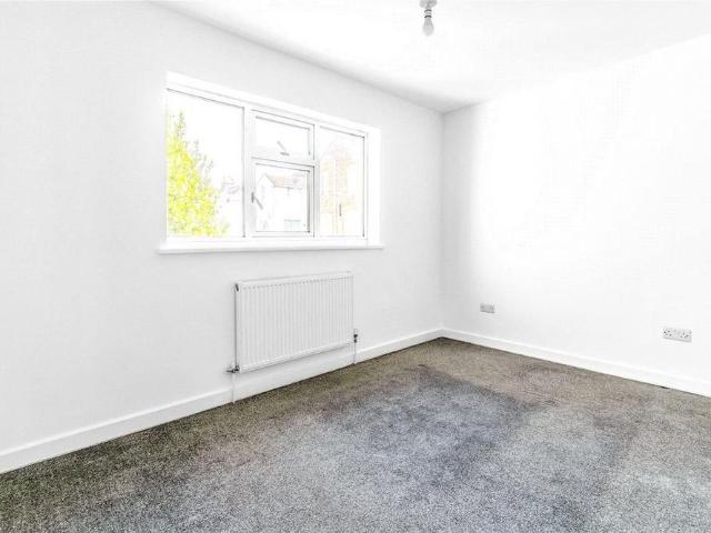 3 bedroom end of terrace house to rent
