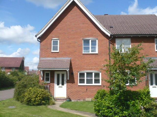 3 bedroom end of terrace house to rent