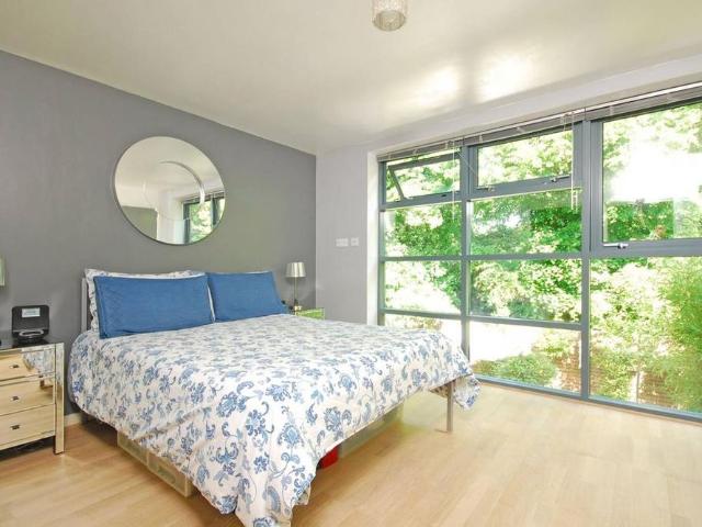 3 bedroom end of terrace house to rent