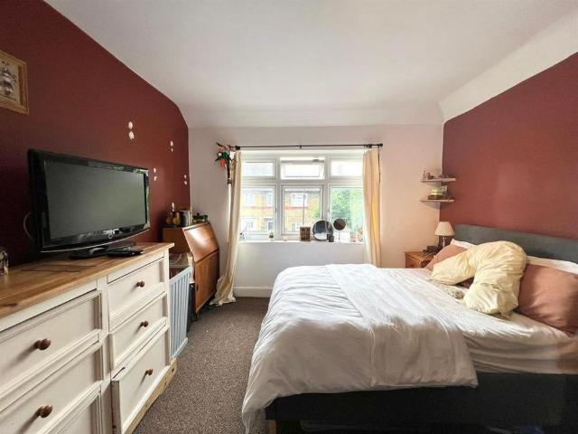 3 bedroom end of terrace house to rent