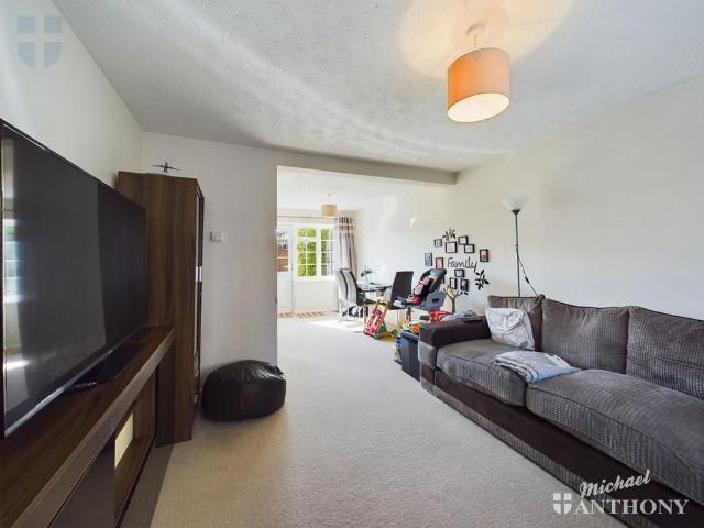 3 bedroom end of terrace house to rent