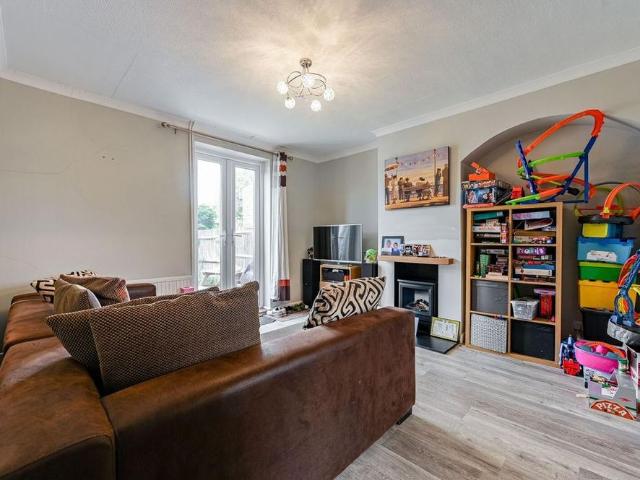 3 bedroom end of terrace house to rent
