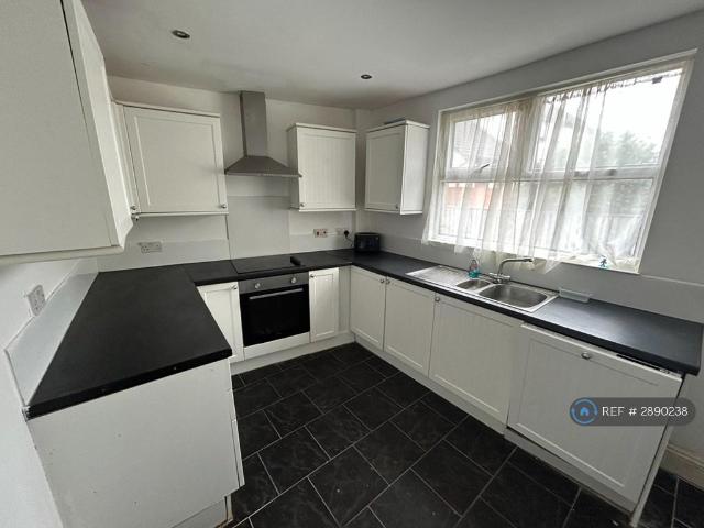 3 bedroom end of terrace house to rent