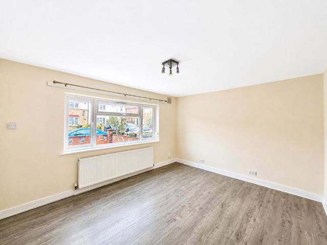 3 bedroom end of terrace house to rent