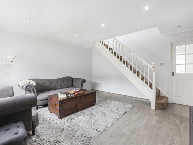 3 bedroom end of terrace house to rent