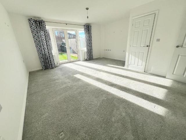 3 bedroom end of terrace house to rent