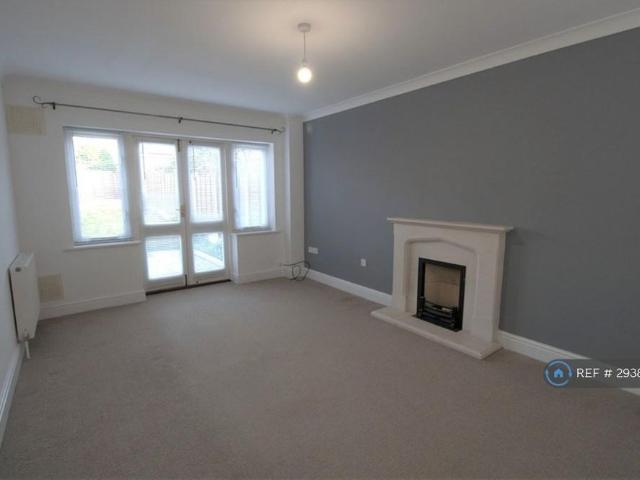 3 bedroom end of terrace house to rent
