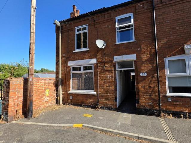 3 bedroom end of terrace house to rent