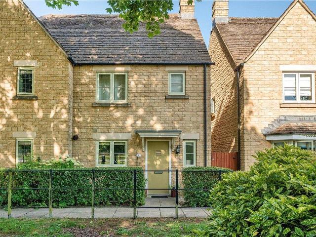 3 bedroom end of terrace house to rent